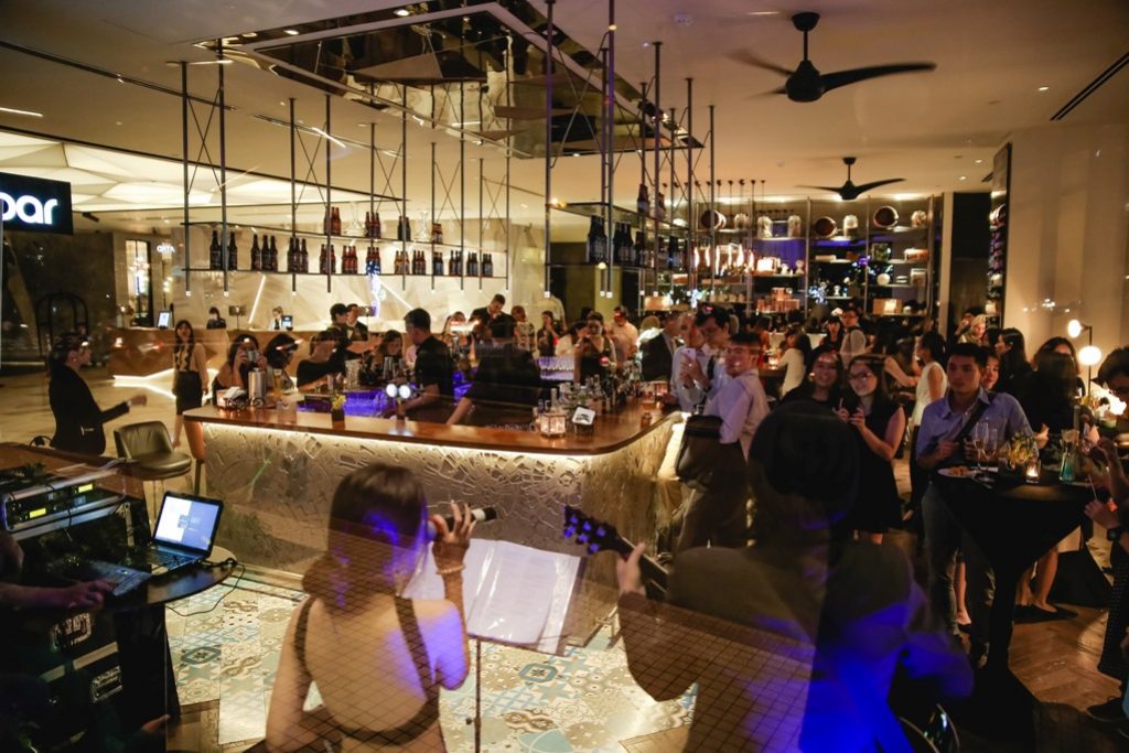 Rbar- Lobby Bar giảm 15% trên tổng hóa đơn thức ăn khi thanh toán bằng ...